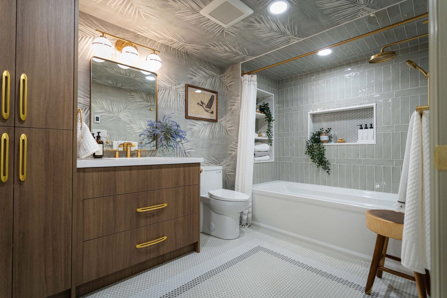 Maximizing Storage: Tips for a Tidy Shower Space - Make It Right®